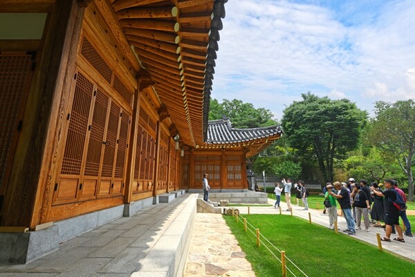 [Tour] Cheong Wa Dae, the Newest Attraction in Seoul